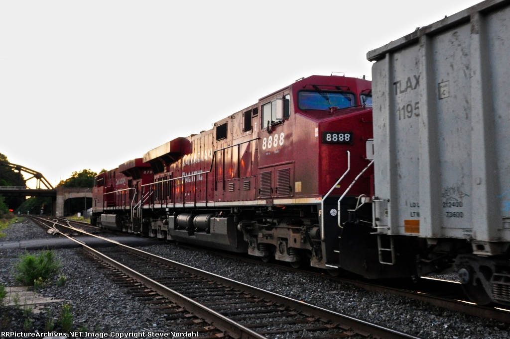 CP-39Z/259 Evening Arrival with "Crazy 8's in consist at CP-88/CP-Bethlehem